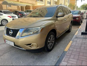 Nissan Pathfinder Beige 2014 For Sale in Qatar
