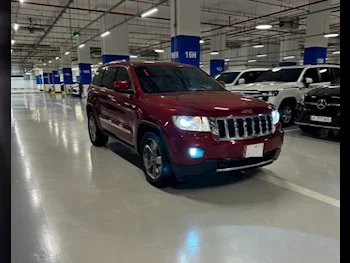 Jeep Grand Cherokee Overland Maroon 2013 For Sale in Qatar