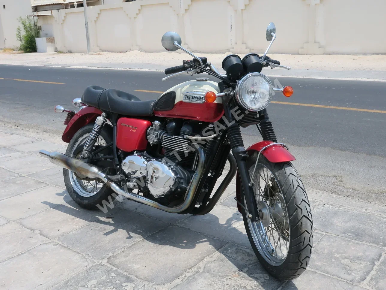 Triumph Boneville T100 - 2012 - Color Red For Sale in Qatar