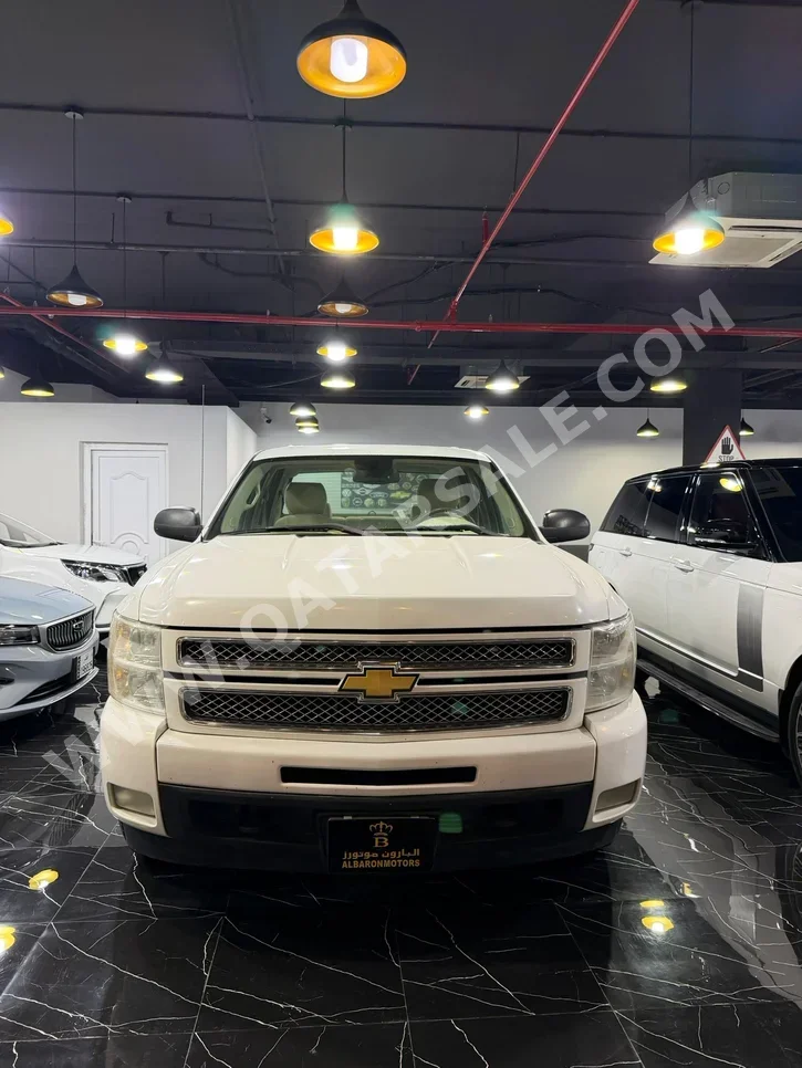 Chevrolet Silverado Z71 White 2013 For Sale in Qatar