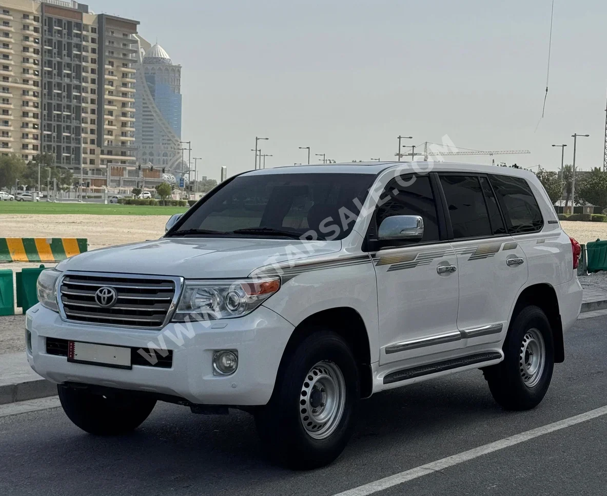 Toyota Land Cruiser GXR White 2015 For Sale in Qatar