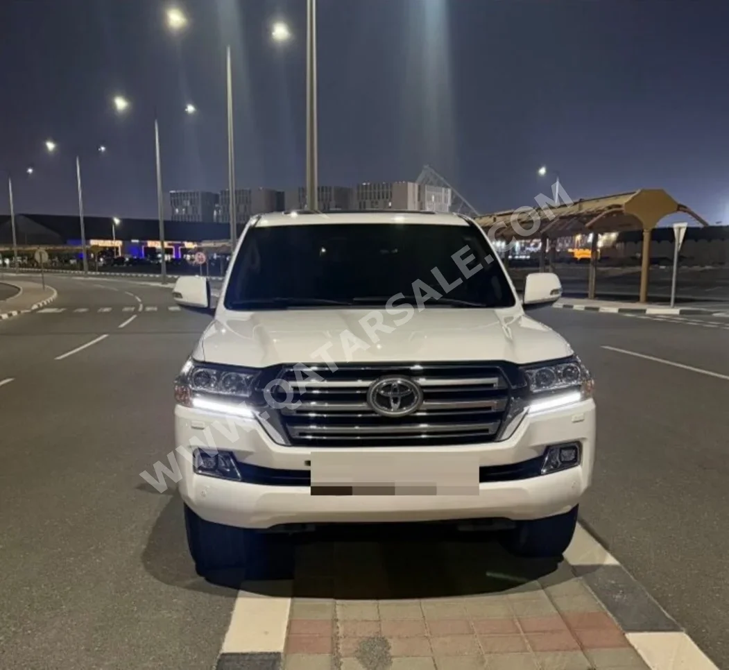 Toyota Land Cruiser GXR White 2016 For Sale in Qatar